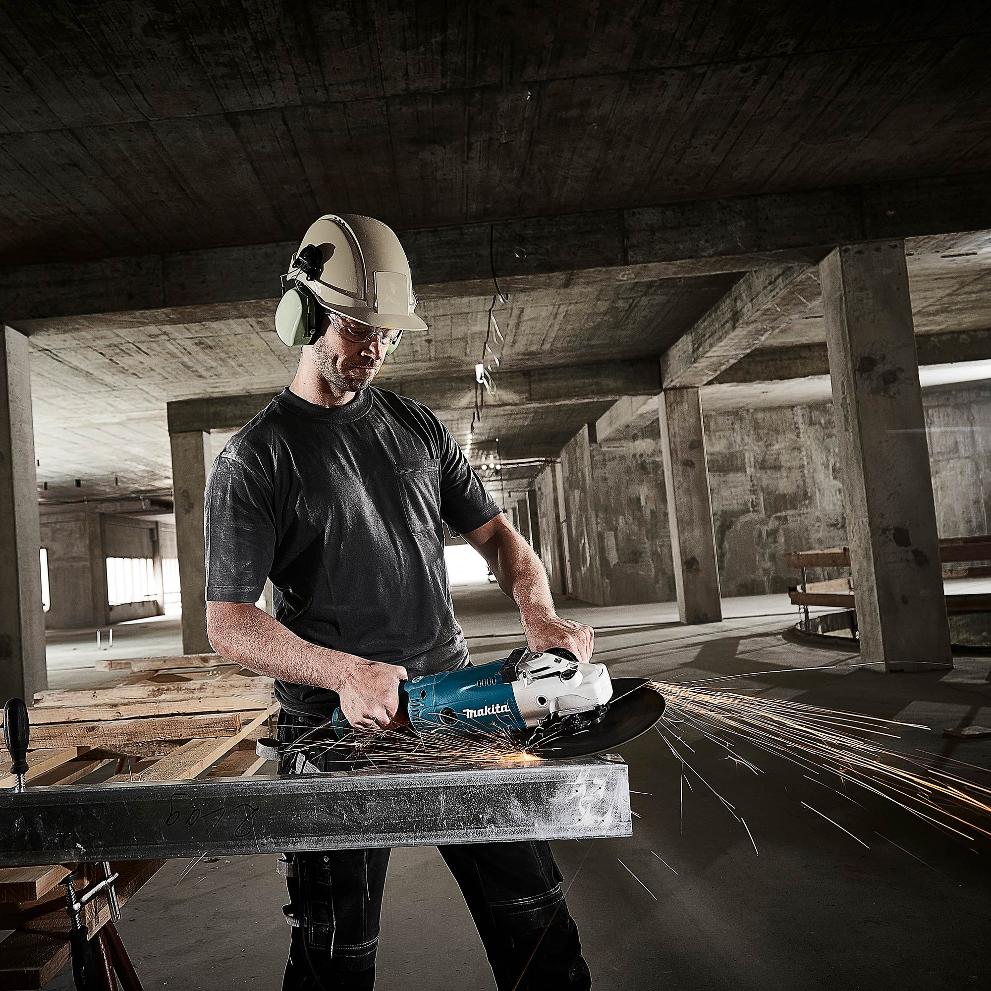 MAKITA GA9020 240v 230mm 9" Grinder - ToolStore UK