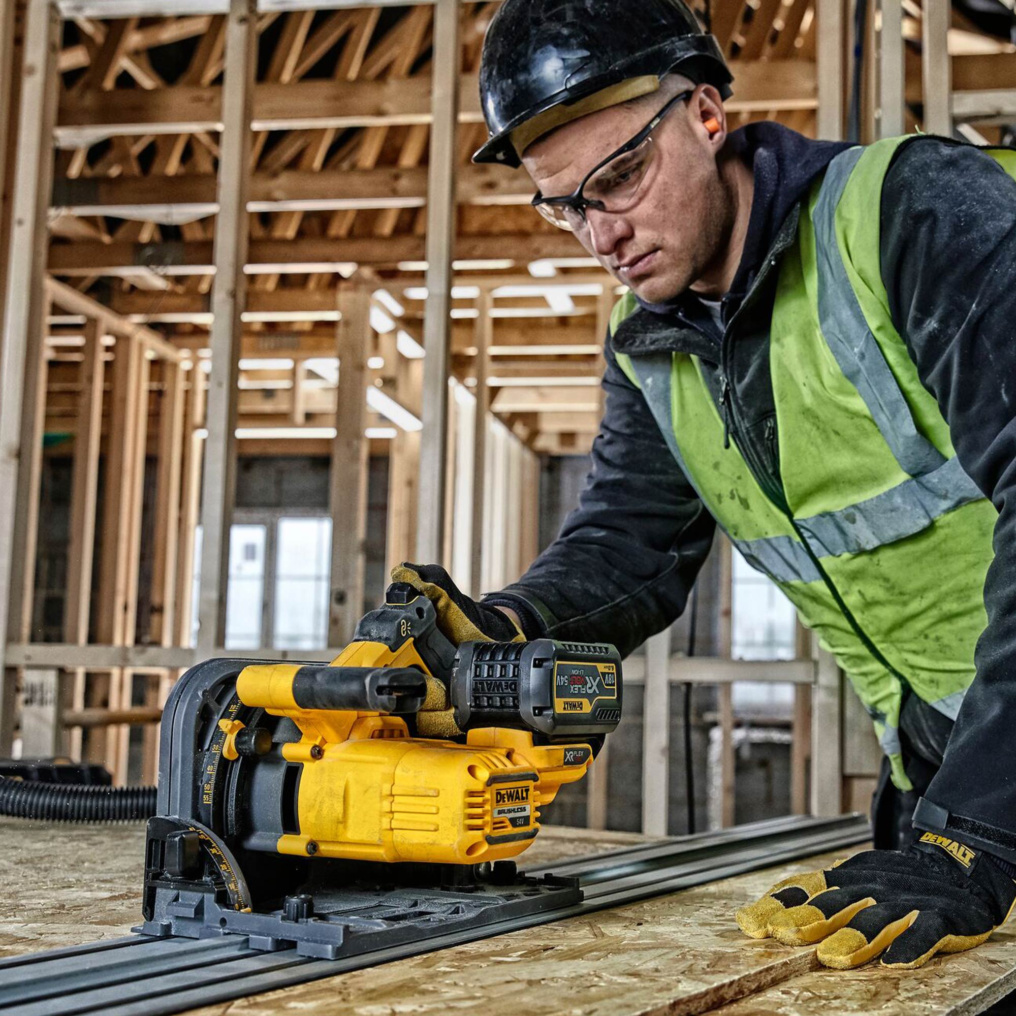 DCS520T2 54v XR Flexvolt Plunge Saw 2x6ah Batteries - ToolStore UK