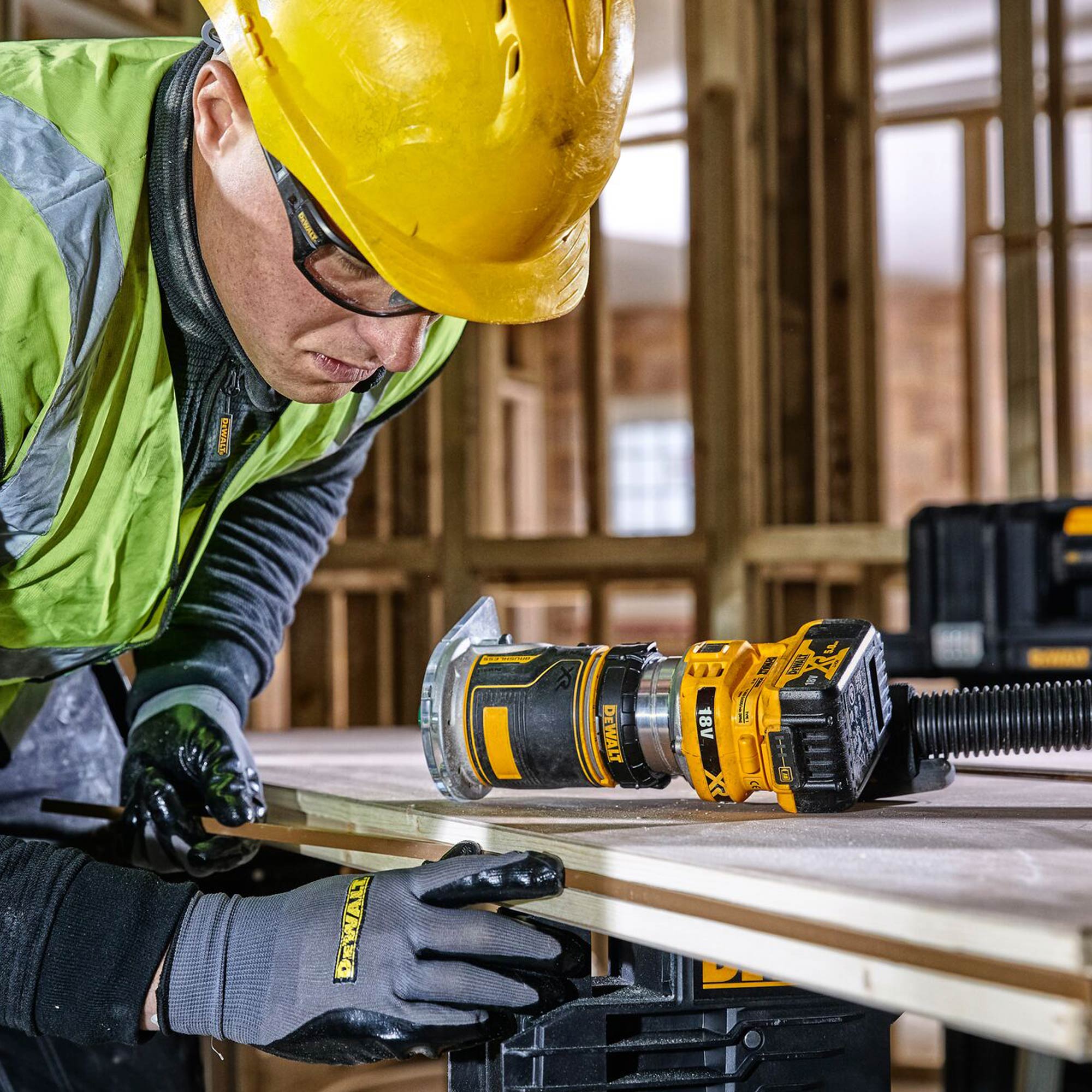 DeWalt DCW604NT 18v XR Brushless Router/Trimmer - ToolStore UK