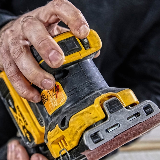 DeWalt DEWALT DCW200N 18v Brushless 1/4 Sheet Sander BODY ONLY ...